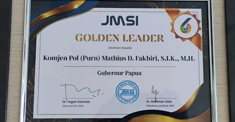 Gubernur Papua Mathius D. Fakhiri Raih Anugerah Golden Leader