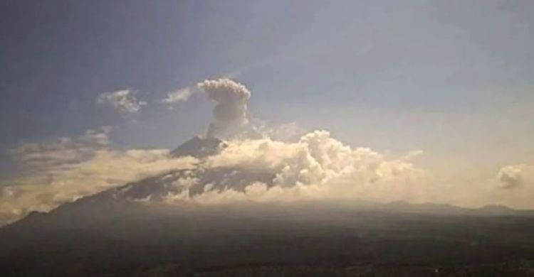 Gunung Semeru Erupsi 7 Kali Dalam Sehari, Kolom Abu Capai 1.000 Meter