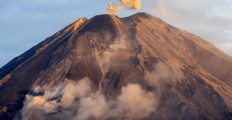 Gunung Semeru Kembali Erupsi, Letusan Capai 600 Meter