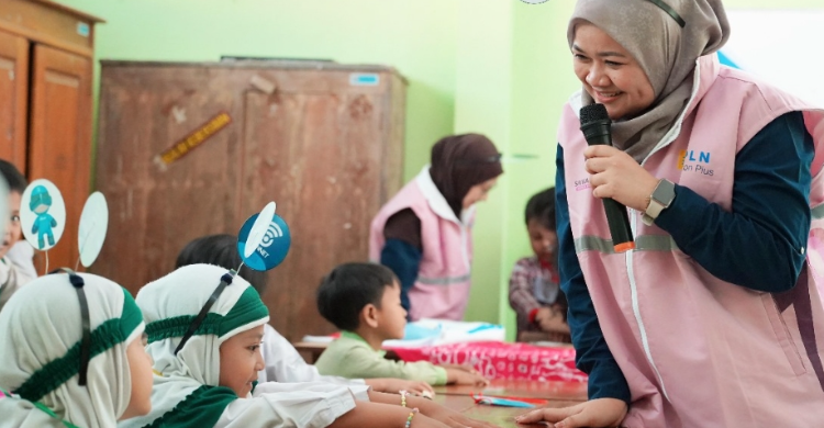 Hari Anak Nasional: Srikandi PLN Icon Plus Ajak Anak Bermain dan Belajar