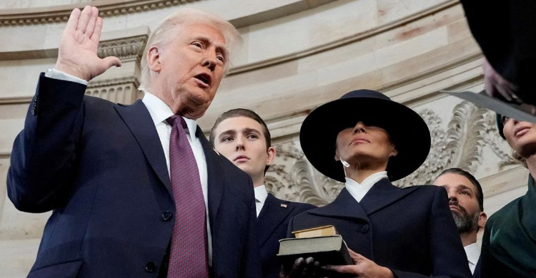 Hari Pertama Jadi Presiden, Donald Trump Banyak Tingkah