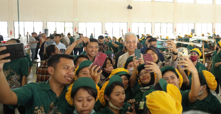 Ribuan Buruh Linting Di Kota Malang Nyanyikan Tembang Cinta Untuk Ganjar
