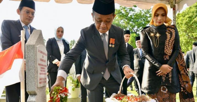 HUT Pertambangan Ke-80, Bahlil Gelar Upacara Tabur Bunga Di TMP Kalibata