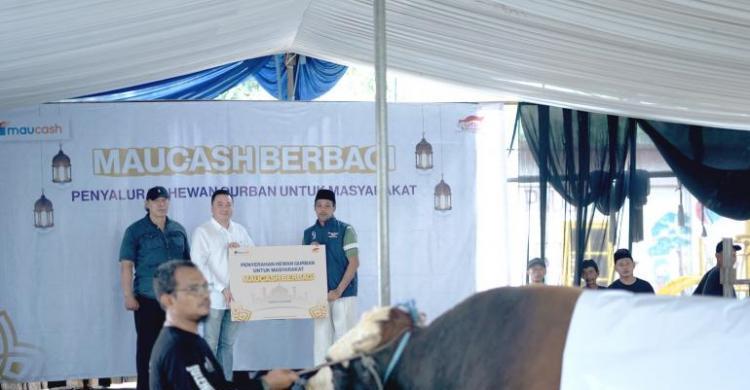 Idul Adha, Maucash Salurkan Hewan Kurban Untuk Warga Sekitar Kantor