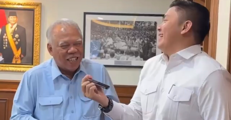 IKN Canggih Tapi HP Tetap Jadul, Gaya Pak Bas Yang Bikin Seskab Teddy Kagum