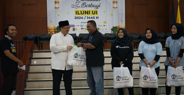 ILUNI UI Bagikan 3.549 Paket Sembako Kepada Karyawan dan Warga Sekitar ...