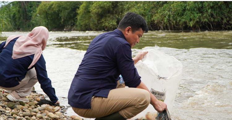 Implementasikan Green Airline, Garuda Gelar Aksi Bersih Sungai Ciliwung