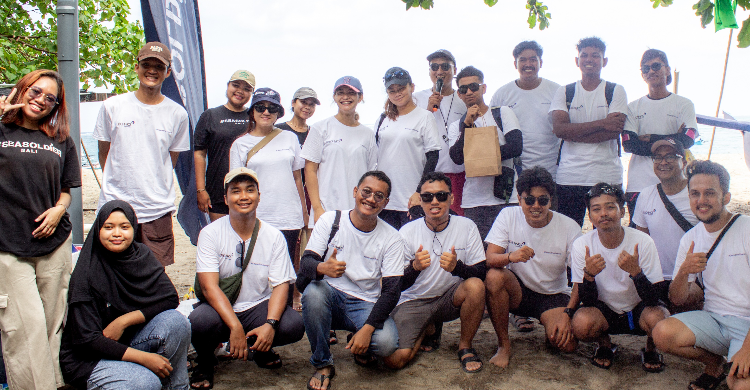 Jaga Lingkungan, FL Technics Indonesia Gelar Aksi Bersih Pantai Di Bali
