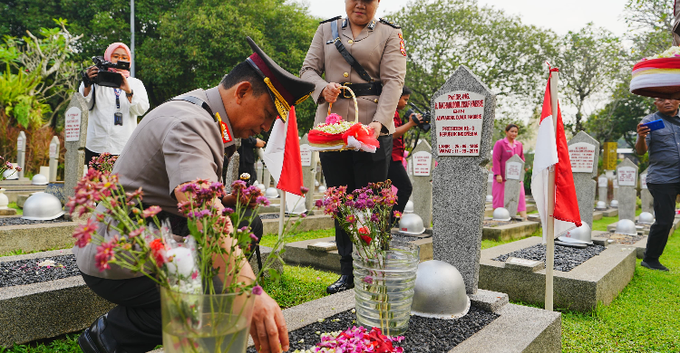 Jelang Hari Bhayangkara, Kapolri Ziarah ke Makam BJ Habibie Hingga Hoegeng