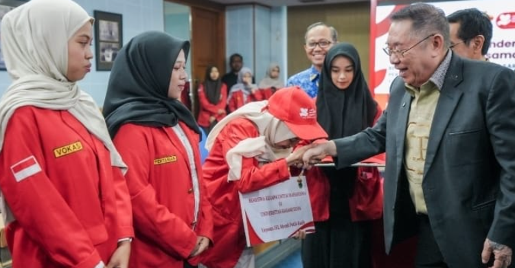 Jerry Hermawan Lo Serahkan Beasiswa Kelapa ke Mahasiswa Unhas