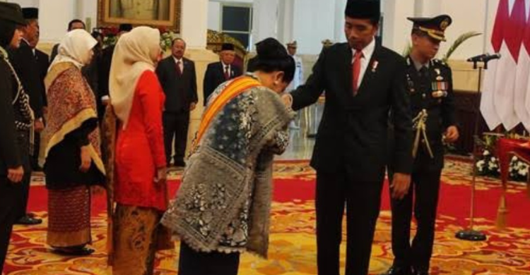 Jokowi Anugerahkan Bintang Adipradana Kepada Iriana Dan 17 Tokoh Nasional