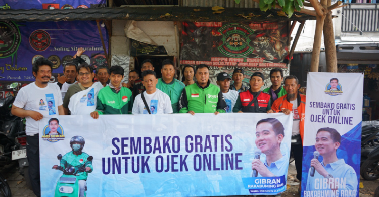 Jumat Berkah, Relawan Mas Gibran Berikan Makanan Bergizi Dan Cukur Gratis