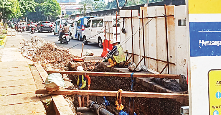 Bedeng Proyek Galian Makan Separuh Jalan - Hal.2
