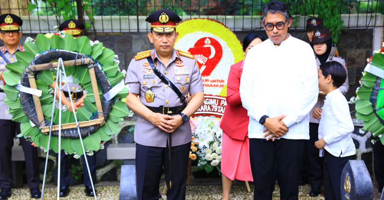 Kapolri Pimpin Ziarah Ke Makam Jenderal Hoegeng