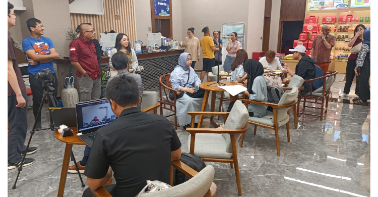 KBRI Beijing Beri Layanan Keimigrasian bagi Mahasiswa RI di Chongqing