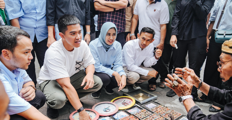 Ke Pasar Klitikan Solo, Kaesang Kampanyekan Respati Ardi-Astrid Widayani