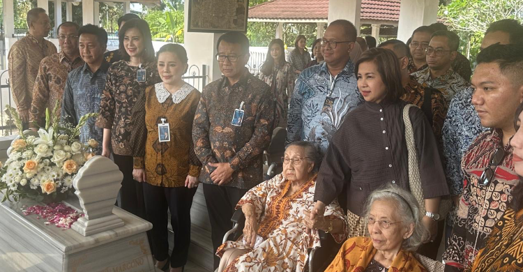 Kenang Jasa Pendiri, BNI Ziarah Dan Tabur Bunga Di Makam Margono ...
