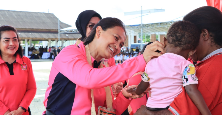 Ketum Bhayangkari Pimpin Kegiatan Sosial Di Sorong