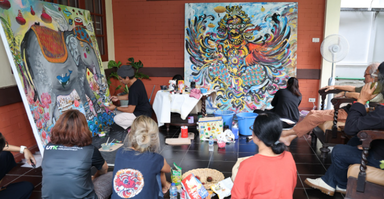 Kolaborasi Seniman Indonesia-Thailand Bikin Lukisan Gajah Dan Garuda