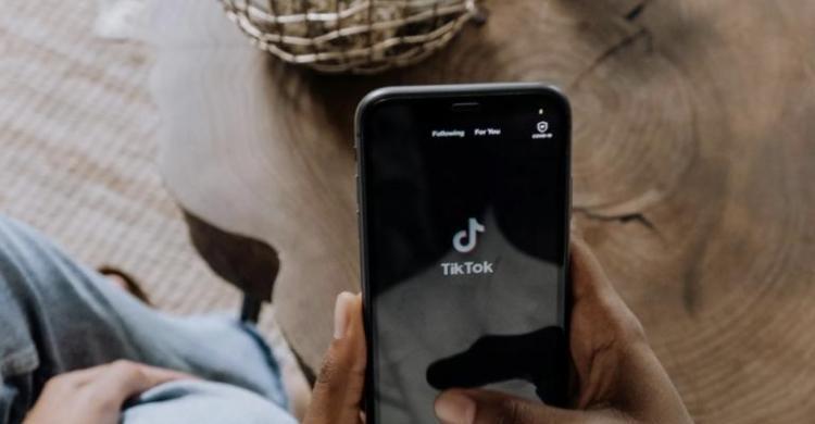 Komdigi Bekukan Sementara Izin TikTok, Ini Alasannya