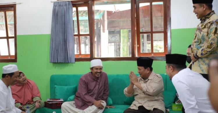 Kunjungi Pimpinan Ponpes Walisongo Situbondo, Prabowo: Saya Datang ...