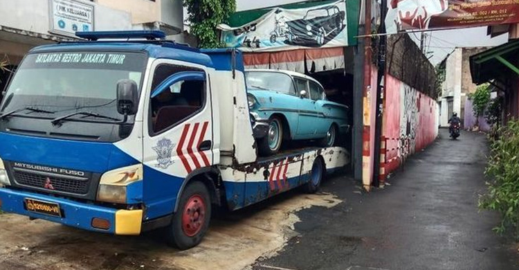 Mobil Antik Diumpetin Di Bengkel Duren Sawit