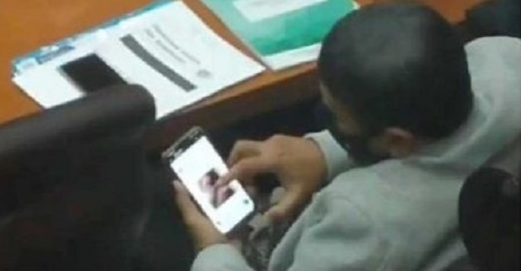 Lagi Rapat Vaksin Anggota DPR Nonton Bokep, Siapa Ini?