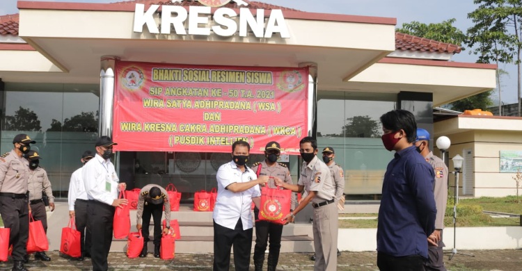 Latih Kepedulian Sosial, Resimen WSA Pusdik Intel Tebar Paket Sembako