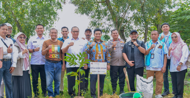 Petrokimia Gresik Bersama PWI dan Pemkab Gresik Tanam Ratusan Pohon ...