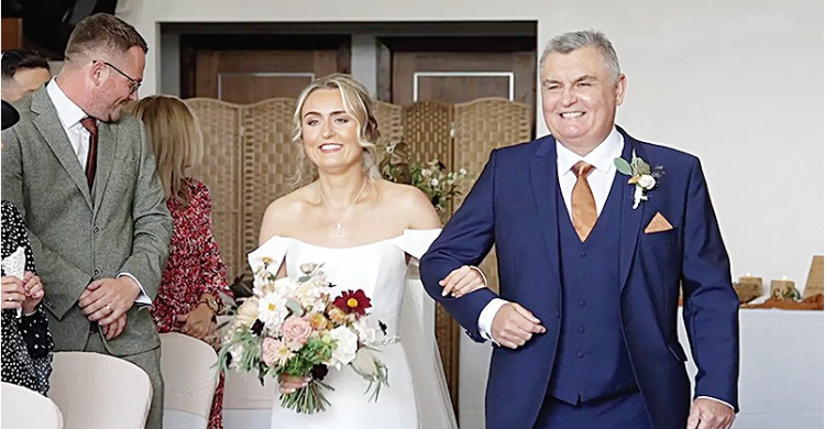 Lupa Gandeng Mempelai, Ayah Jalan Sendiri Ke Altar