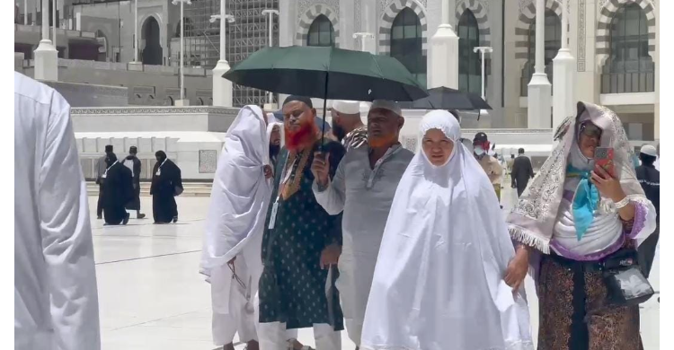 Makkah Panas, Jemaah Haji Gunakan Sunscreen dan Lip Balm