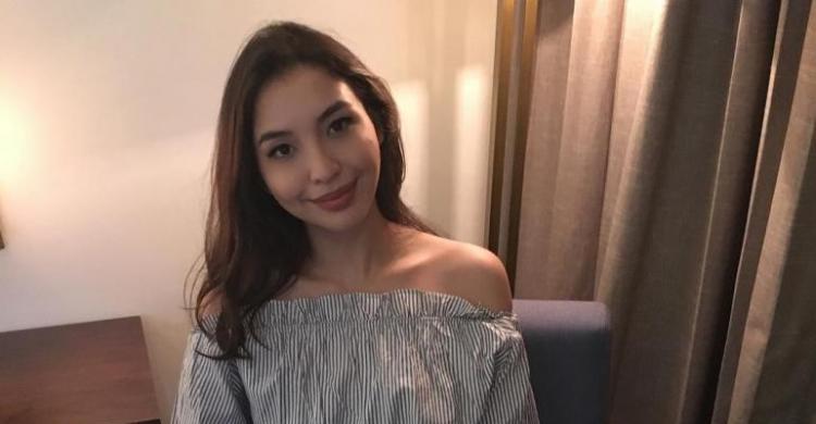 Manohara, Mesra Dengan Pria Timteng