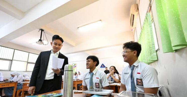 Kenakan Jas Hitam, Gibran Tinjau Program MBG Di SMA Negeri 60 Jakarta