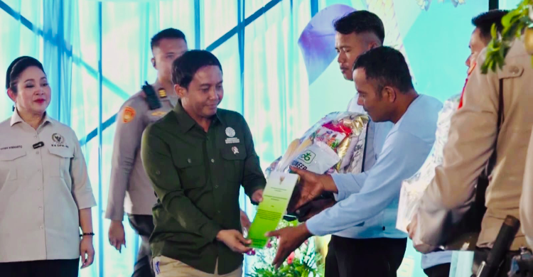 Menhut Bagikan SK Perhutanan Sosial, Benih Dan Sumur Bor Kejar ...