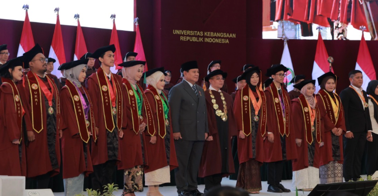 Momen Haru Prabowo Ajak Wisudawan UKRI Bandung Nyanyi Lagu Kasih Ibu