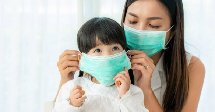 Moms, Biasakan Anak Pakai Masker Saat Keluar Rumah Ya