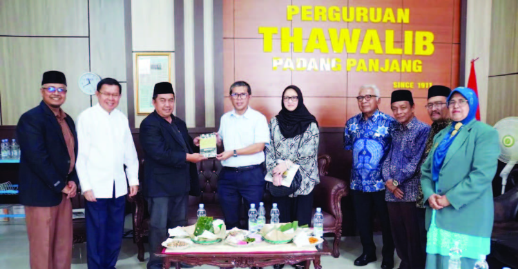 Pengusaha Asal Minang Kunjungi Sekolah Tertua