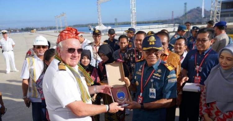 MV Sun Princess, Kapal Pesiar Pertama yang Bersandar di Dermaga Gili Mas
