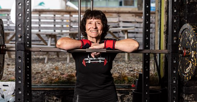 Nenek 70 Tahun Juara Dunia Angkat Beban