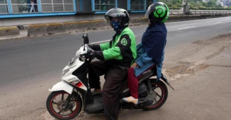 Nggak Diawasi Sejak 2 Hari Boleh Angkut Orang Ojol Nunggu Bergerombol, Penumpang Tak Bawa Helm