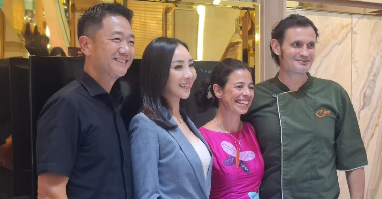 Ngopi Di Passion Fuchsia Cafe, Pelanggan Bisa Intip Berlian Mewah