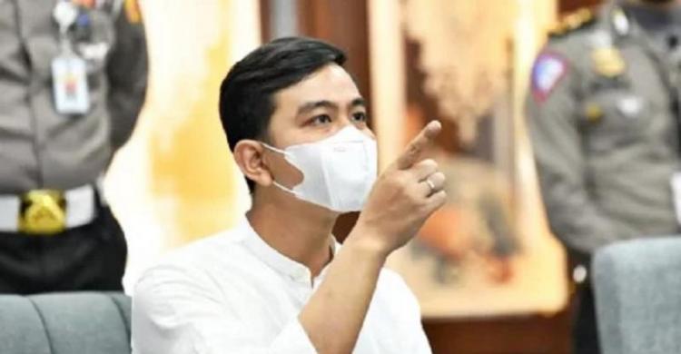 Pamer Foto Terima Ijazah Gibran Ngeledek Musuh Bapaknya