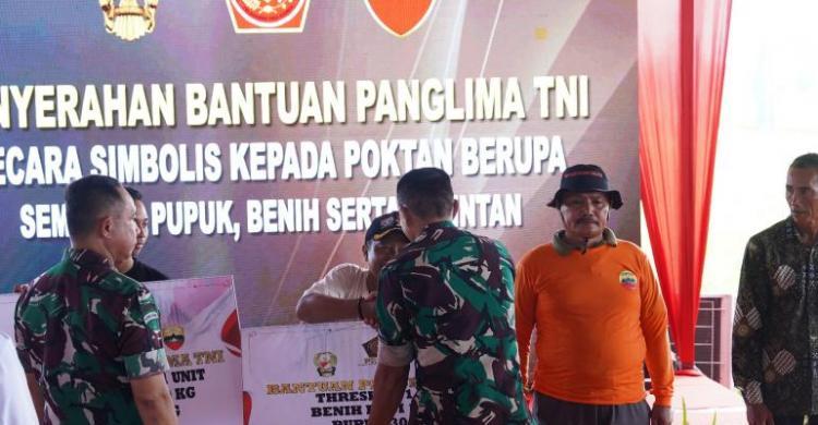 16 Kelompok Tani Terima Bantuan Alsintan, Pupuk Dan Benih Padi Dari Panglima TNI
