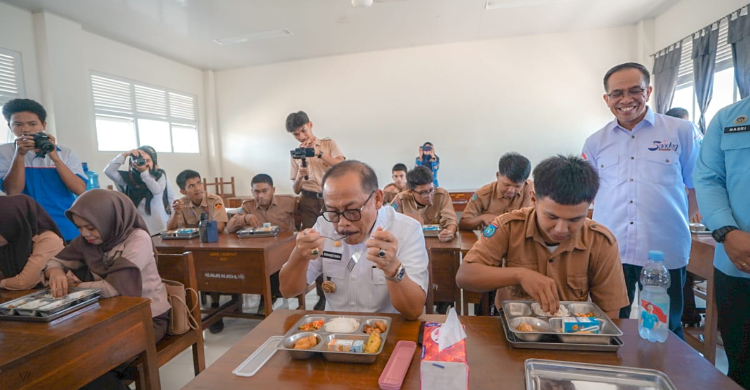 Gubernur Sulbar Santap MBG Bareng Siswa SMKN 1 Rangas Mamuju