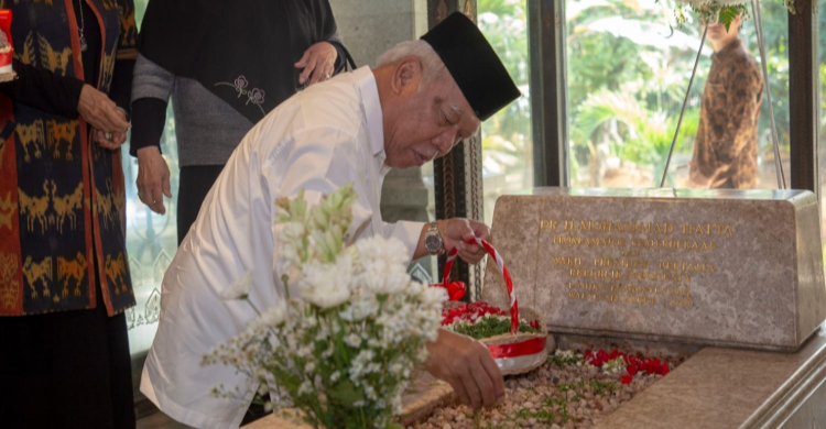 Pejuang Rumah Rakyat, Menteri Basuki Tabur Bunga Di Makam Bung Hatta