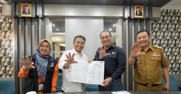 Pemdaprov Jabar Terima CSR Rp 225 Juta dari Star Energi