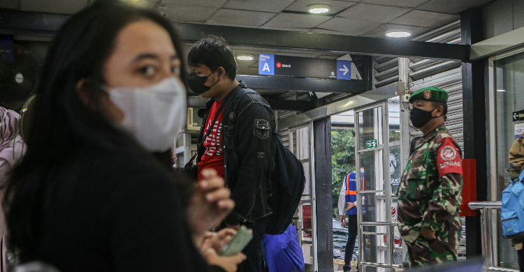 Penumpang Bete Nunggu Bus Transjakarta 45 Menit