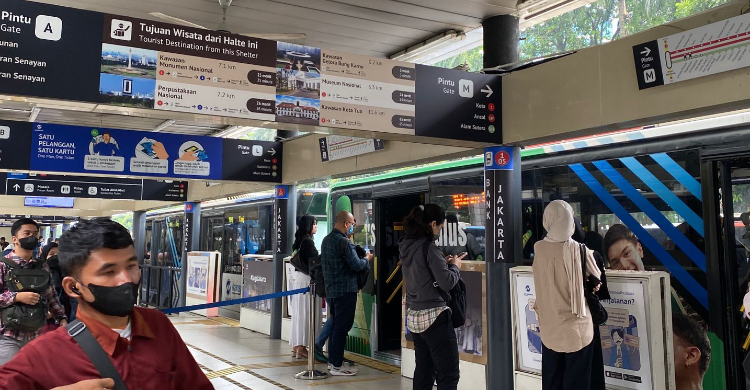 Perbaikan Beres, Halte TransJakarta Senayan Kini Beroperasi Kembali