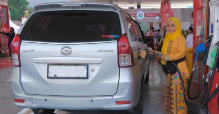 Peringati Pancasila, Operator SPBU Pertamina Pakai Baju Adat