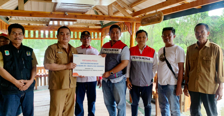 Pertamina Patra Niaga JBB Salurkan Bantuan untuk Korban Banjir Rob diDesa Sedari
